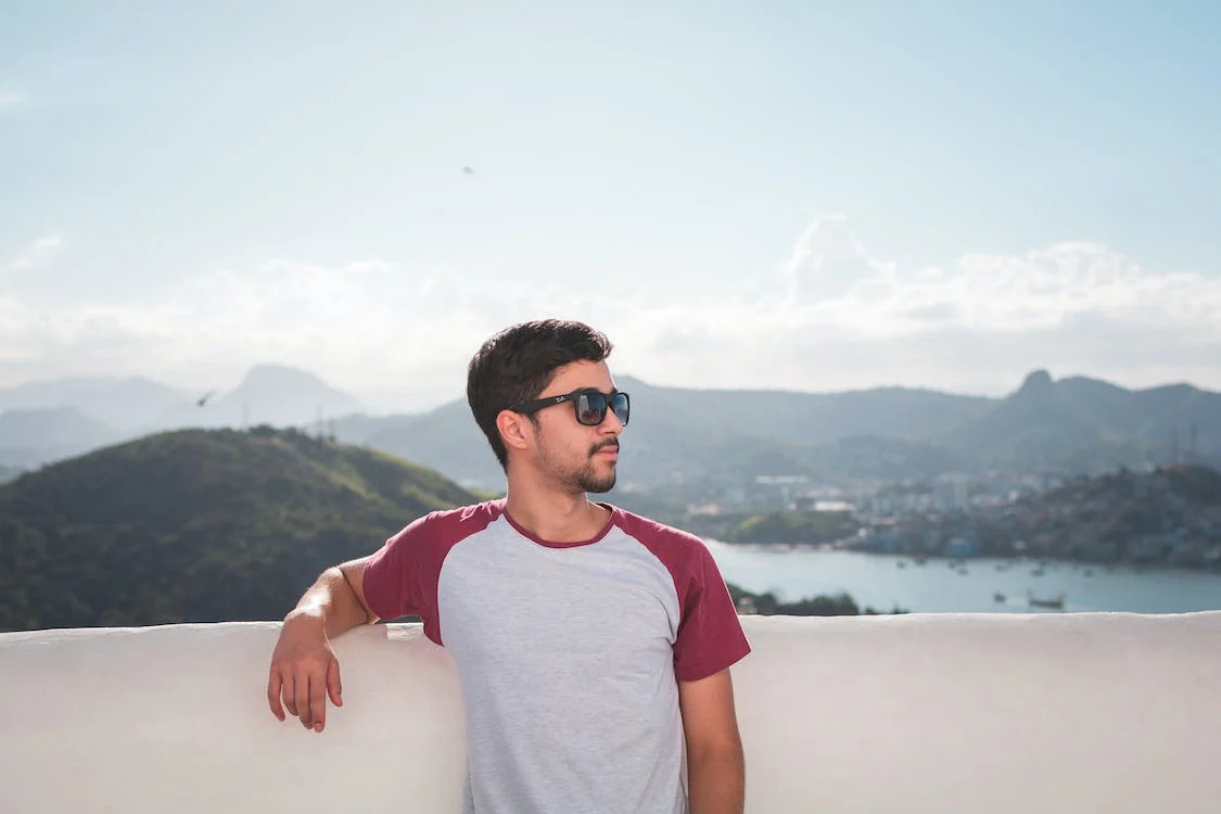 10 Popular & Professional Backgrounds for Headshots 2024